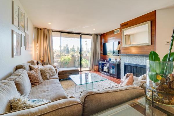 Granada Hills Condo W/ Community Pool & Workspace - Los Angeles, CA