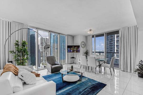 *W Icon Brickell- Luxury 2br Highrise Corner Condo** -