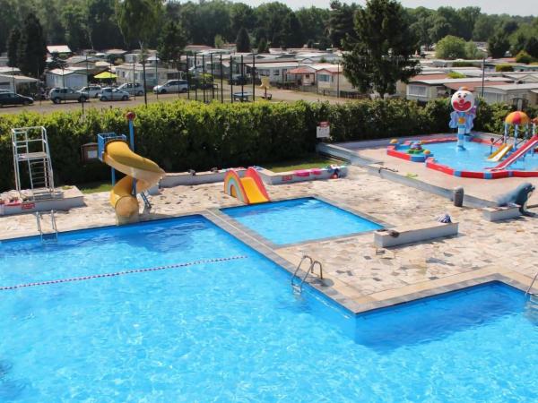 Nice Chalet On A Luxury Resort In Vlaanderen - Hoogstraten