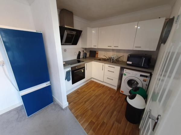 F5 Near Barry Island Private Airport Parking X 2 Cars Or Vans Free Wifi Washer Hob & Cooker Welcome Tray Provided - Wales