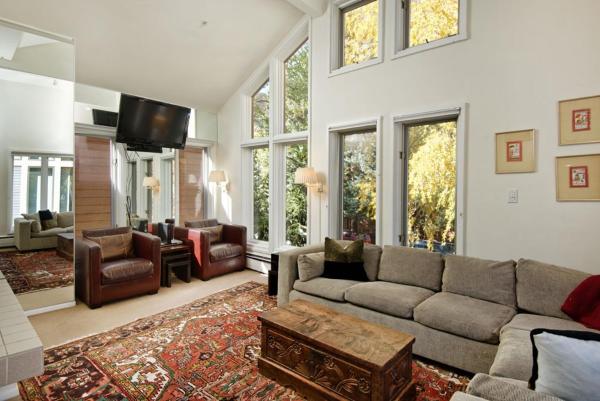 Old Hundred Unit 102, Townhouse With Treetop Views & Excellent Location, 3 Blocks To Ski Slopes - Aspen, CO