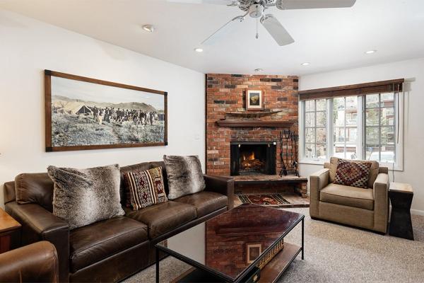 Alpenblick Unit 18, Spacious Remodeled Townhouse With Great Location - Aspen, CO