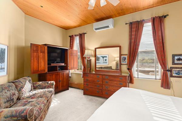Independence Square 308, Top Floor Hotel Room With Ideal Downtown Location - Aspen