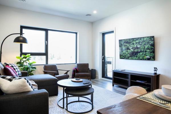 Selkirk Powder Dream - Cozy Condo (+Hot Tub) - Revelstoke