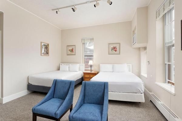Independence Square 213, Spacious Hotel Room With 2 Queen Beds, Wet Bar, And Sitting Area - Aspen