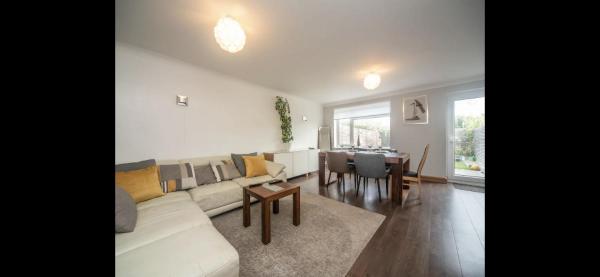 Spacious Chessington Home With Parking & Garden - 엡솜