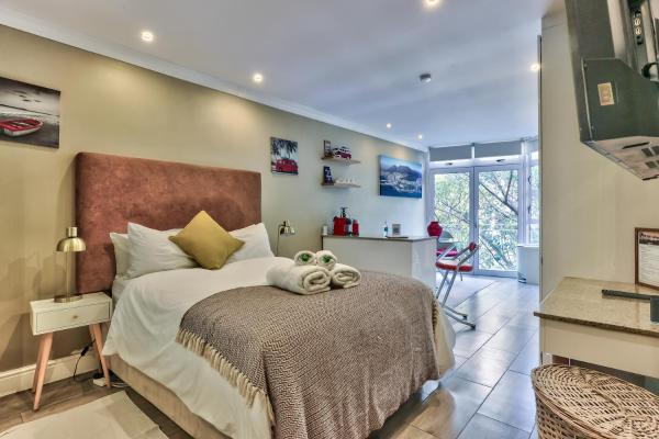 Hyde Park On The Square Iii - Camps Bay