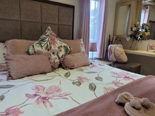 Beautiful 2 Bedroom Caravan, Holiday Park Tenby - Pembrokeshire