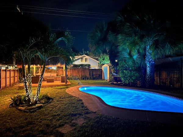 The Peacock Bungalow- Heated Pool & Jacuzzi- 5 Min To Beach! - Lake Worth, FL