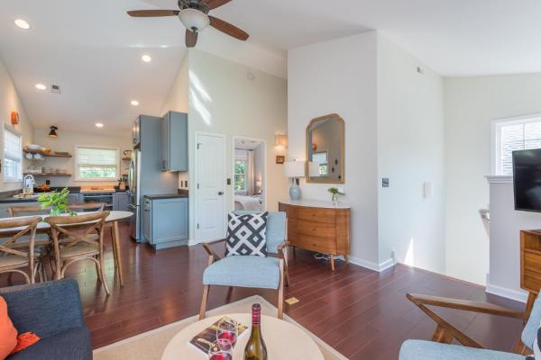 Luxe Loft Pet-friendly, Gas Grill & 5 Minutes From Town - Black Mountain, NC