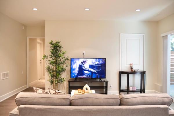 Creek Side 2-bedroom Guest Suite - New Westminster