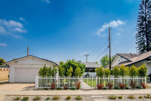 Beautiful Large Home + Pool - North Hills - Los Angeles