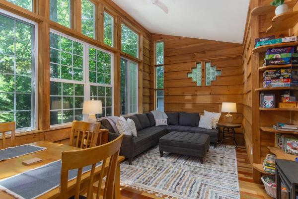 Charming Pet-friendly Cottage Walkable To Town! - Black Mountain, NC