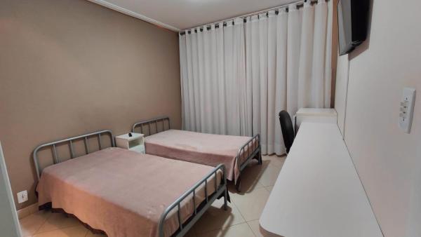 Quarto Com 2 Camas De Solteiro Ar Condicionado Frigobar Smart Tv E Café Da Manhã - Porto Alegre