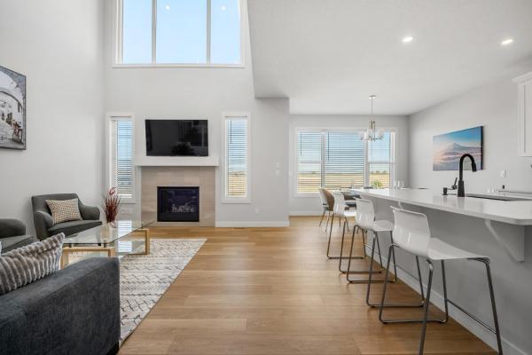 Bright & Spacious 3 Beds Luxury Home In Se Calgary - Okotoks