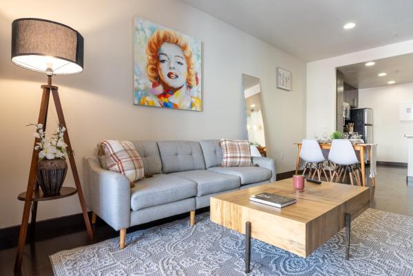One Bedroom Apartment With View - Hollywood, CA
