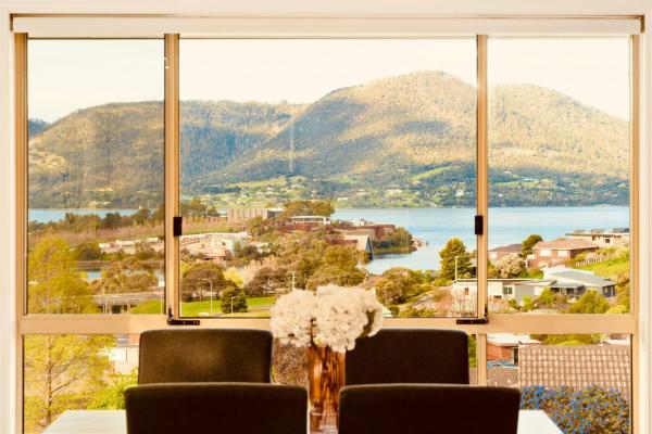 Spacious 3 Bedrooms Family Living In Rosetta - Hobart