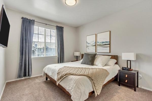 Luxe Main Floor Family Friendly Apt King Beds - Ogden, UT