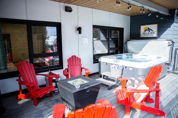 Selkirk Staytion - Stylish Condo With Hot Tub - Revelstoke