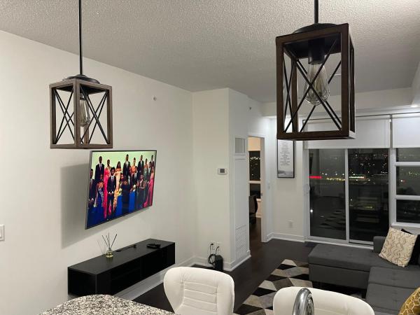 Luxury Condo With City Skyline Views - Mins To Yyz - Wet 'n' Wild Toronto