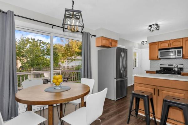 Prime Location, Cozy & Spacious Home In Schaumburg - Schaumburg