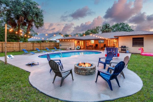 Heated Pool, Game Room & 4bdrm - Bay Bungalow - Palm Bay, FL