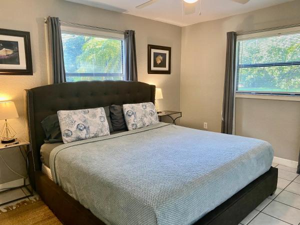 Sunshine Acre 2b 2b King Master Suite, Big Yard - Miami Gardens, FL