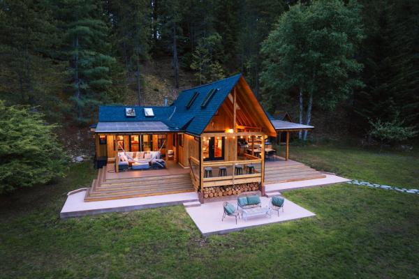 The Kootenay Lake House - A Private Luxury Retreat - Nakusp