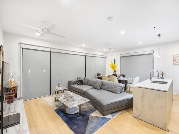 Conveniently Located Luxury 4br Townhouse - Brisbane