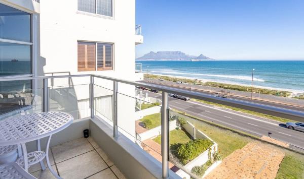 Bloubergstrand Beachfront Apartment With Secure Garage And Pool - Le Cap