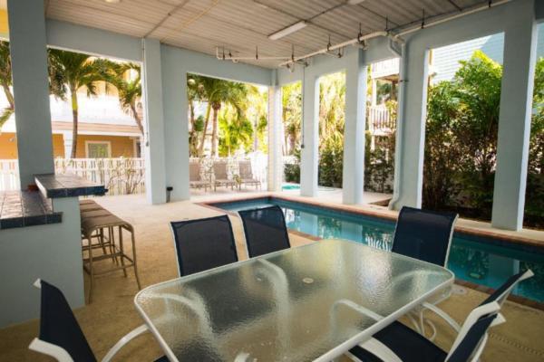 102 6th St S-downstairs Home - Bradenton Beach, FL