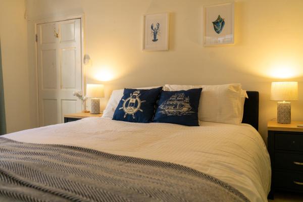 Dartmouth Town Centre 2 Bedroom Stylish Apartment Is Perfect For Families And Couples With A Happy & Homely Feel Being Only 30 Meters From The Sea But Set Back & Quiet With Everything On The Doorstep A Fab Place To Explore Dartmouth Pets Welcome For Free - Totnes