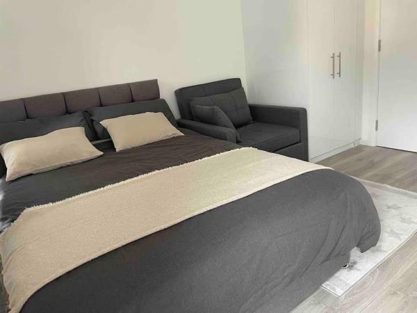 Studio Flat Private Shower Wc And Kitchenette - Central London