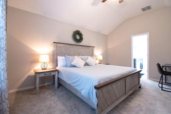 Texas Roots: King Beds And Modern Comfort - McKinney, TX