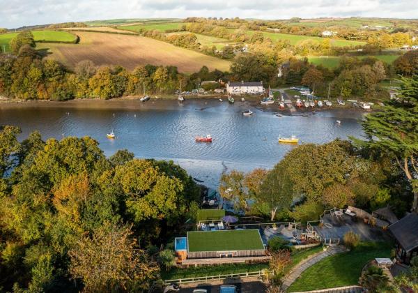 Chalon - A Quirky Hideaway On The River For 2 - Cardigan