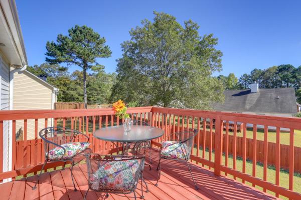 Spacious Georgia Home With Deck, Grills And Fireplace! - Riverdale, GA