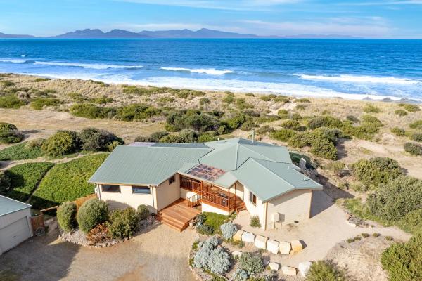Peace & Plenty - Beachfront Hideaway With An Indoor Heated Pool - Swansea