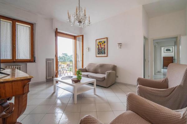 Comfy Flat Steps Away From Siena Station! - Siena
