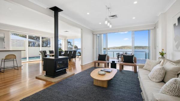 Waters Edge - Point Clare - Pool , Spa, Private Jetty - Central Coast