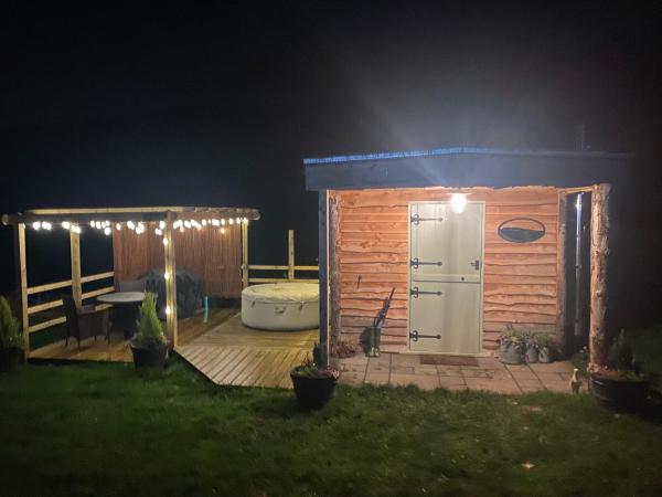 The Original Sleeping Giant Lodge With Hot Tub & Alpacas - Inglaterra