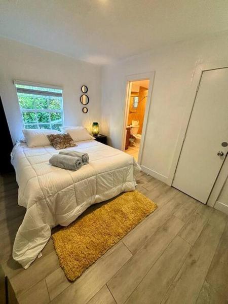 Quiet & Centrally Located House - Private Parking, Laundry And Storage For Luggage - Miami, FL