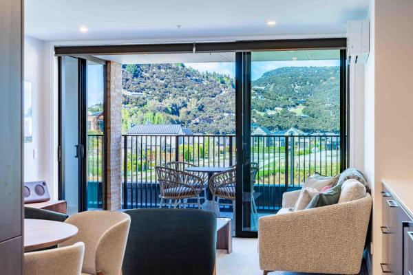 Majestic Mountain-view Retreat - Wanaka