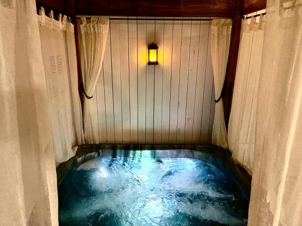Private Outdoor Spa, Fire Pit - The Retreat Coolum Beach - Noosa
