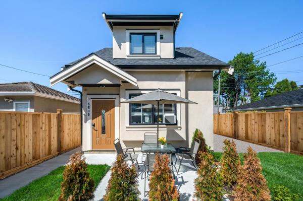 Three Bedrooms New Laneway House Near Public Transit - Vancouver