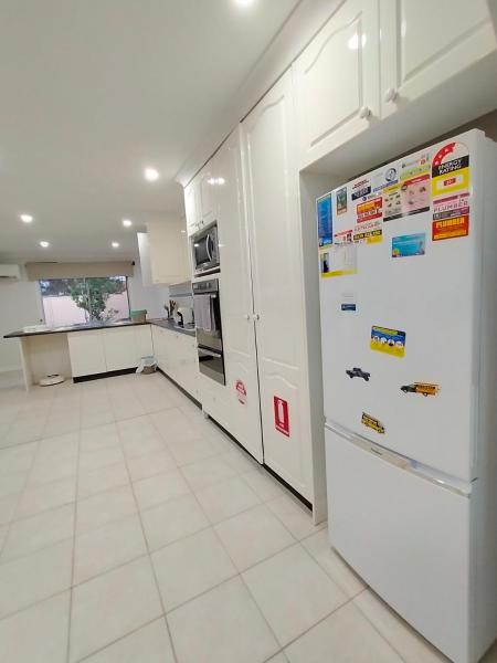 4 Bedroom, 3 Bath Room Home In Kingswood Nsw, Free Wifi Internet, Free Parking - Kingswood