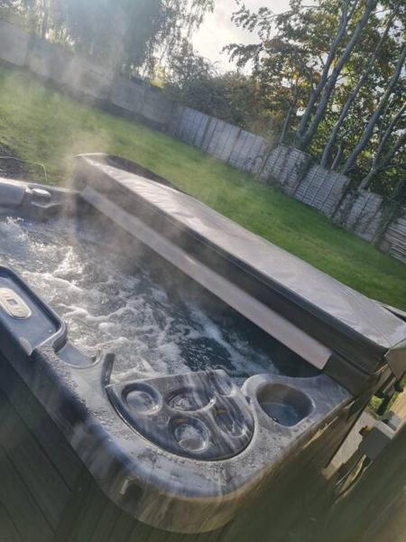 3 Bed Detached House & Hot Tub - Wrexham