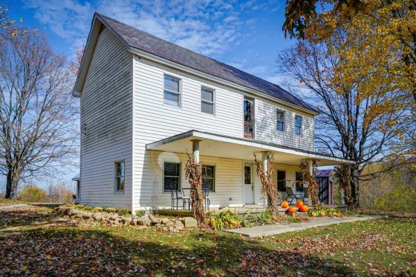 Spacious And Inviting Jackson Getaway With Fireplace! - Jackson, OH