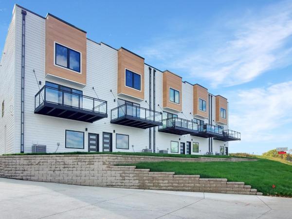 Centralpark Townhome B10 - Okoboji, IA