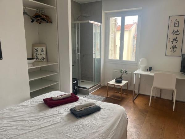 Chambre Avec Salle De Bain En Plein Coeur De Nice - Villeneuve-Loubet