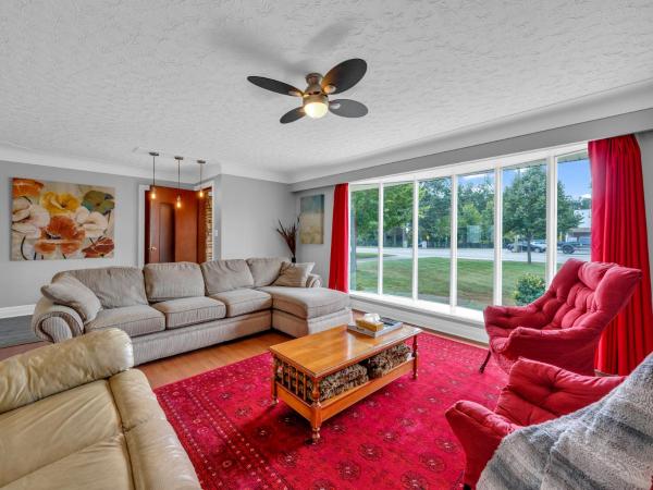 Park Bungalow #4 - Seacliff Beach Suites - Leamington